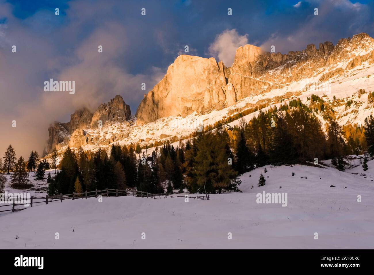 Sommets et falaises rocheuses de Roda di Vael du groupe de montagne ...