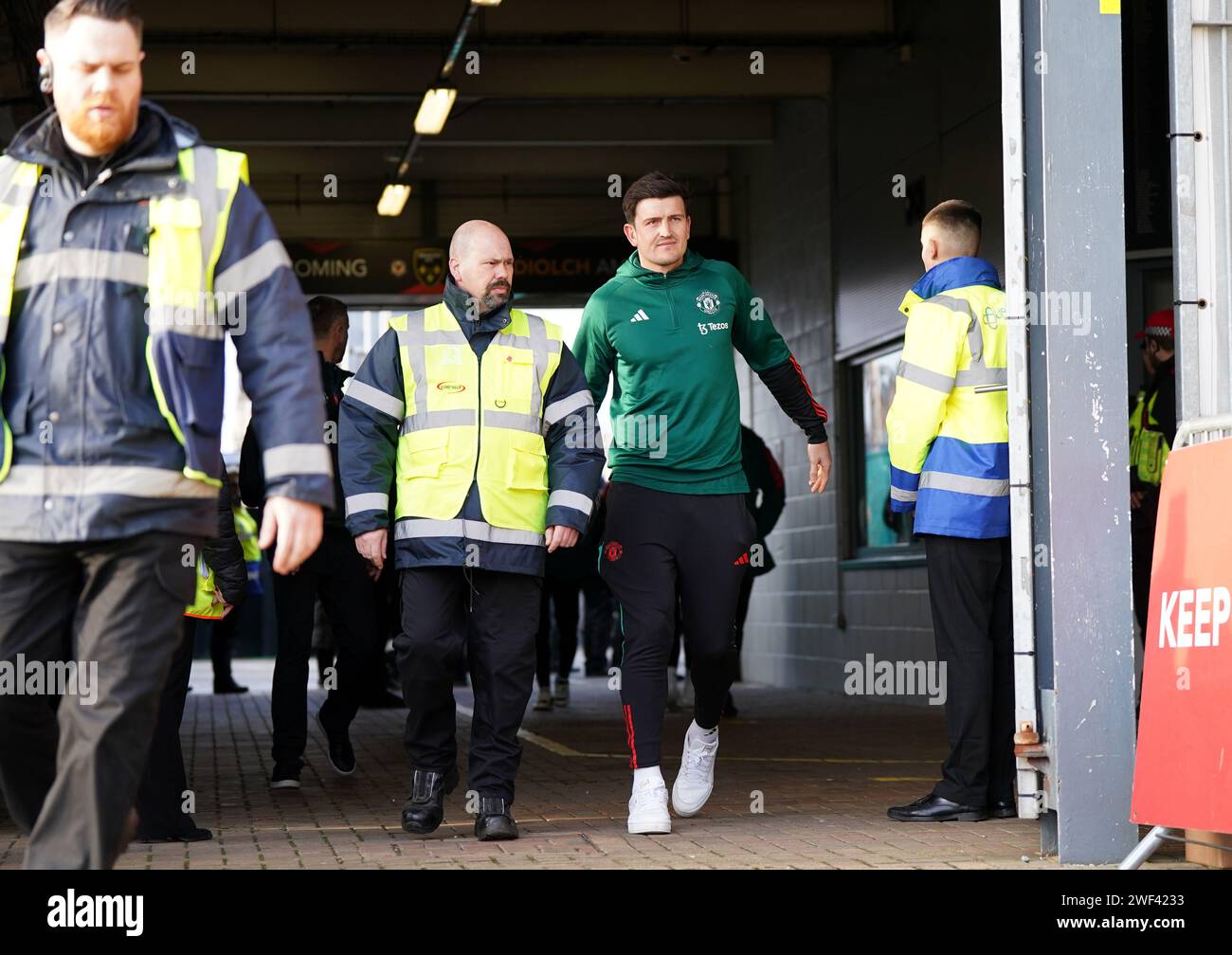 Harry Maguire de Manchester United (au centre à droite) arrive avant le ...