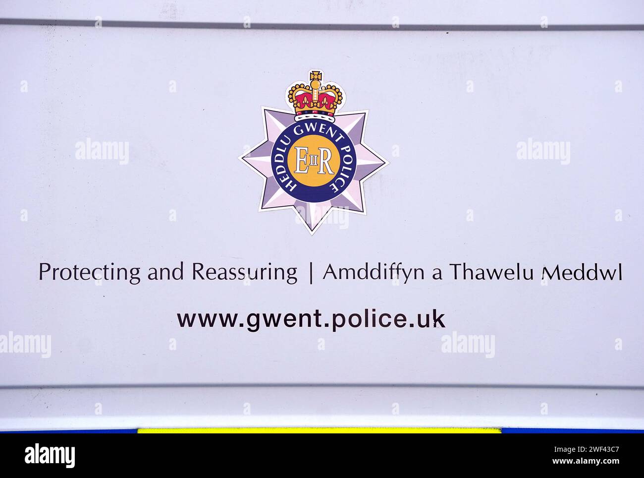 Vue générale d'un logo Gwent police avant le match du quatrième tour de ...