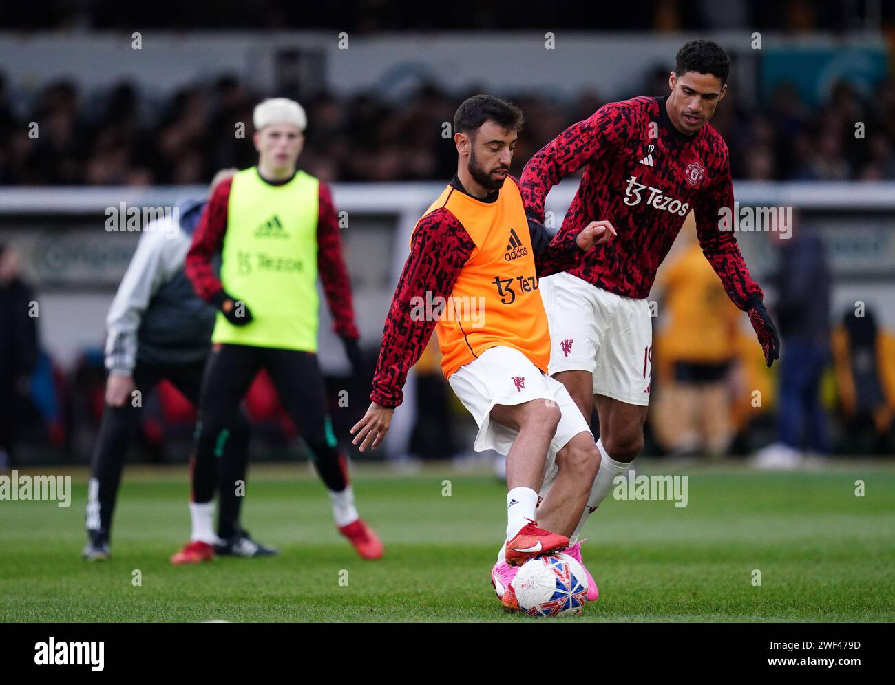 Bruno Fernandes et Raphael Varane de Manchester United s'échauffent ...