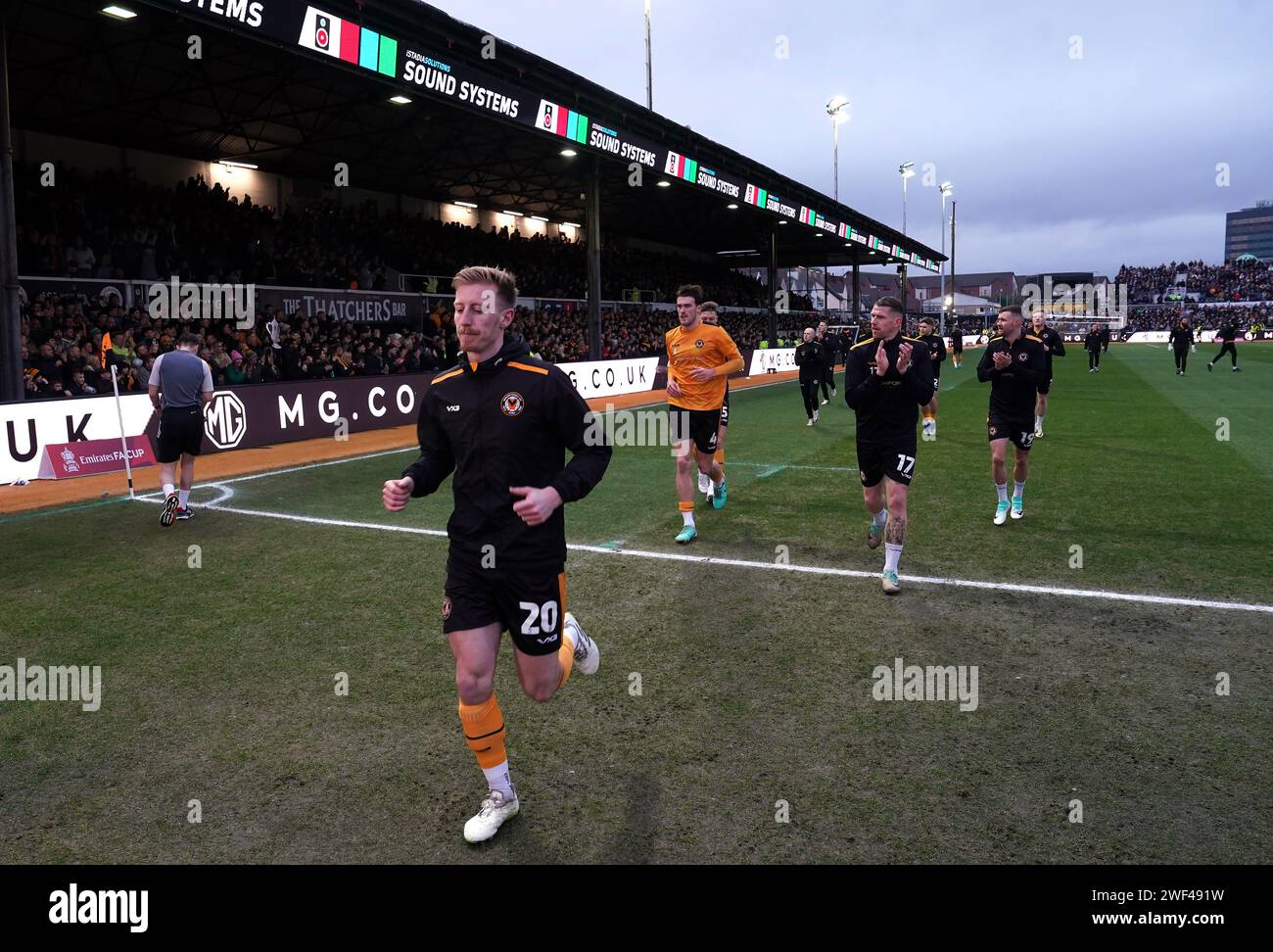 Harry Charsley du comté de Newport s'réchauffe avant le match de ...