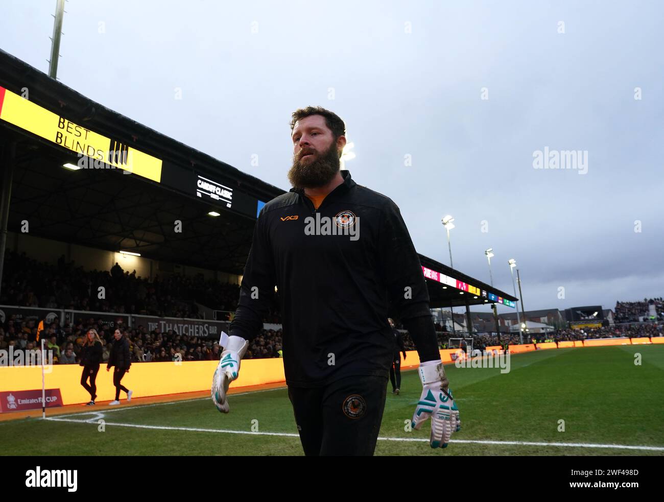 Le gardien de but du comté de Newport, Jonny Max, s'est échauffé avant ...