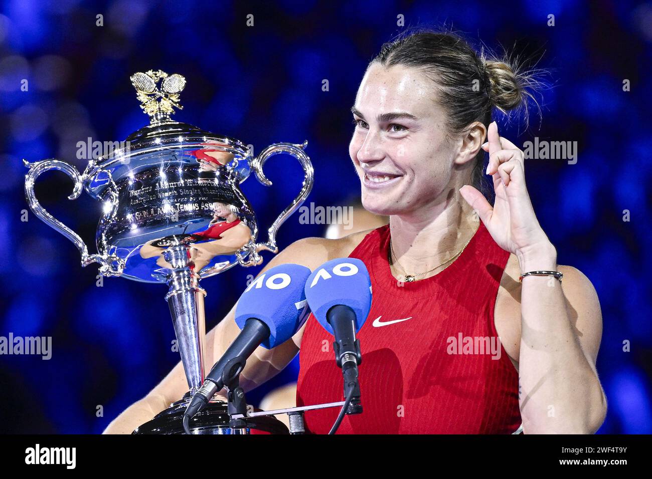 Aryna Sabalenka avec le trophée lors de l'Open d'Australie AO 2024 finale du tournoi de tennis ...
