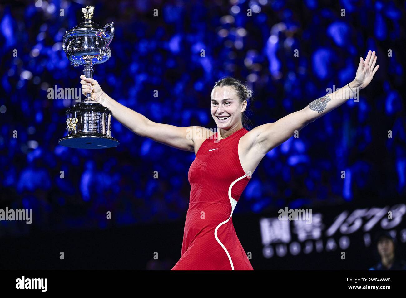 Aryna Sabalenka avec le trophée lors de l'Open d'Australie AO 2024 finale du tournoi de tennis ...