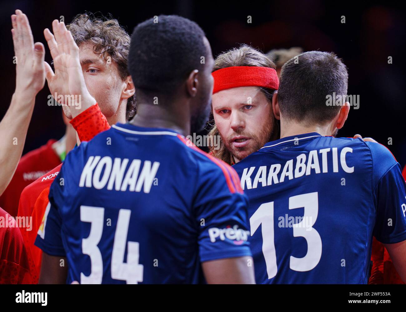Mikkel Hansen et le Français Nikola Karabatic après la finale entre le ...