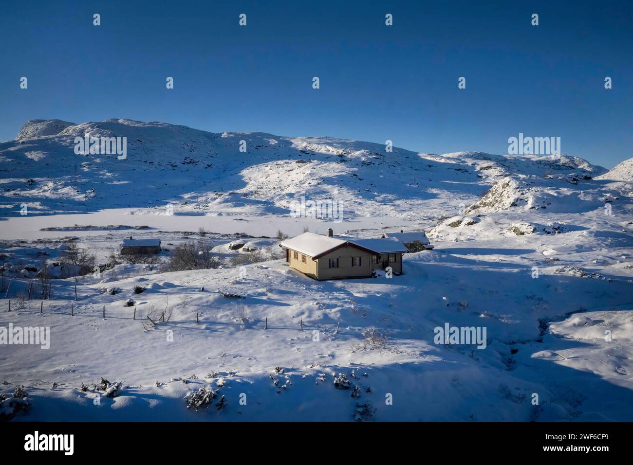 Vue panoramique sur la région du lac Nysettj¯RNAN et les montagnes ...