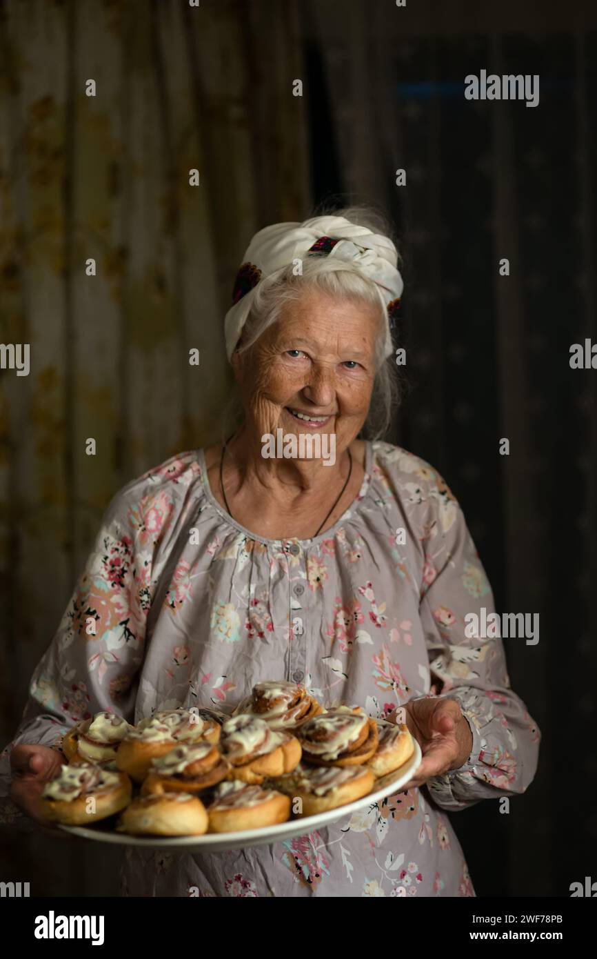 Old granny Banque de photographies et d’images à haute résolution - Alamy
