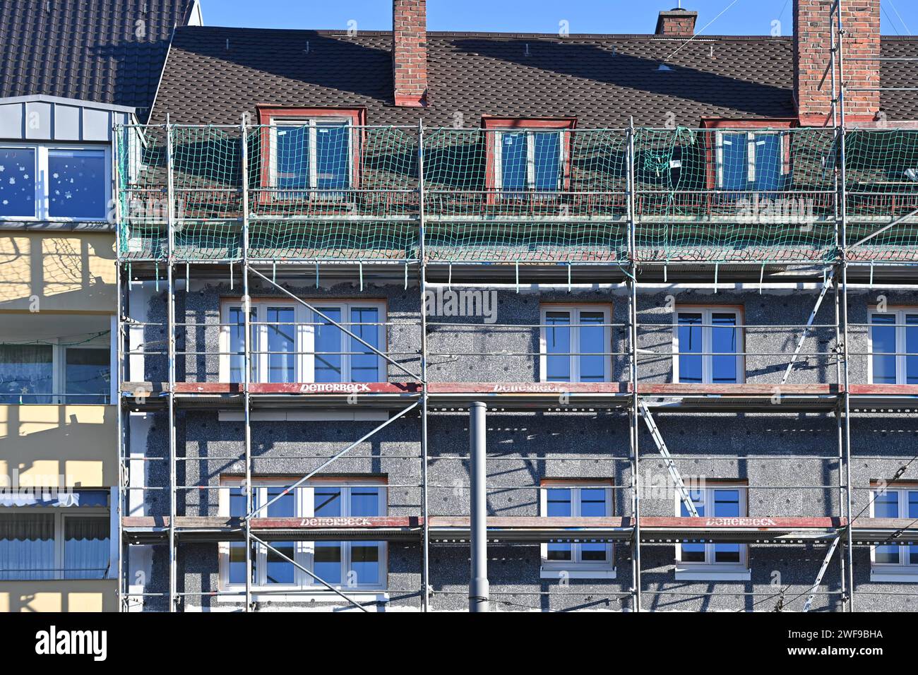 Energetische Waermedaemmung an einem aelteren Wohnhaus.Isolierung ...