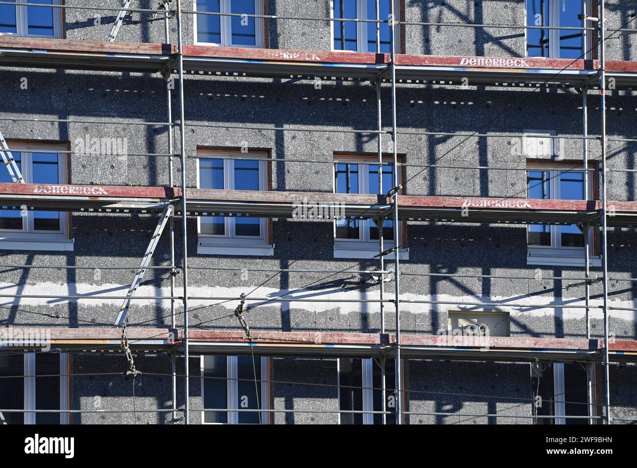 Energetische Waermedaemmung an einem aelteren Wohnhaus.Isolierung ...