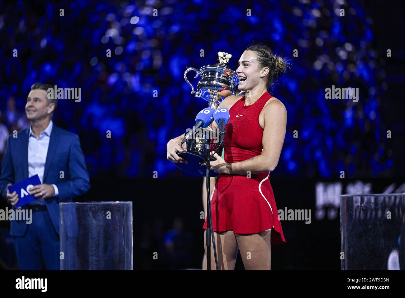 Aryna Sabalenka avec le trophée lors de l'Open d'Australie AO 2024 finale du tournoi de tennis ...