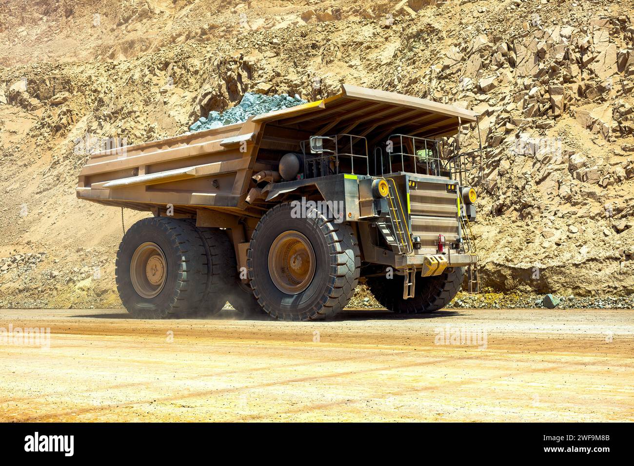 Un énorme camion à benne basculante dans une mine de cuivre en Amérique ...