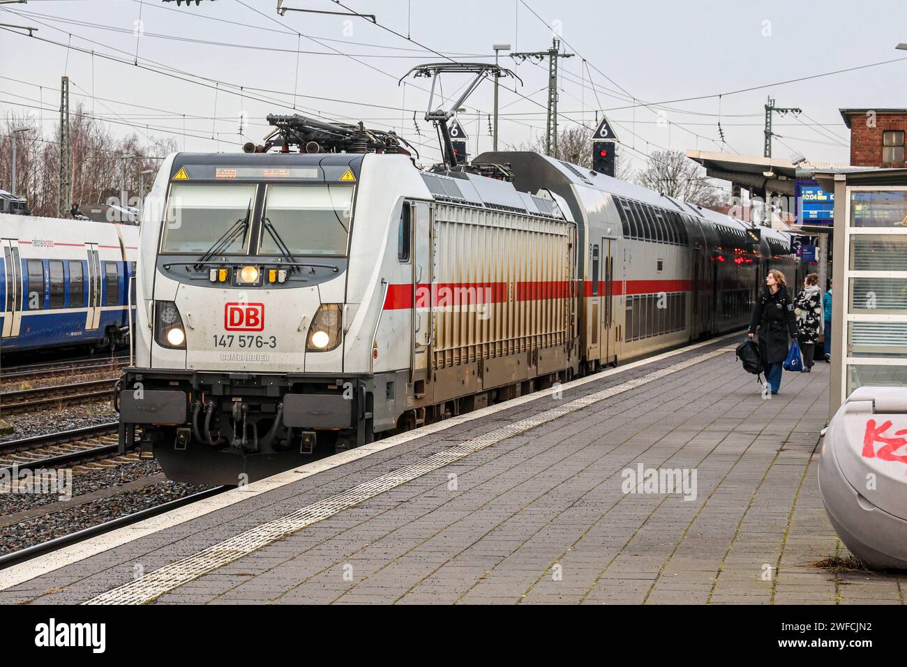 Eisenbahnverkehr am Bahnhof Rheine. Intercity Zug IC2, Doppelstock ...