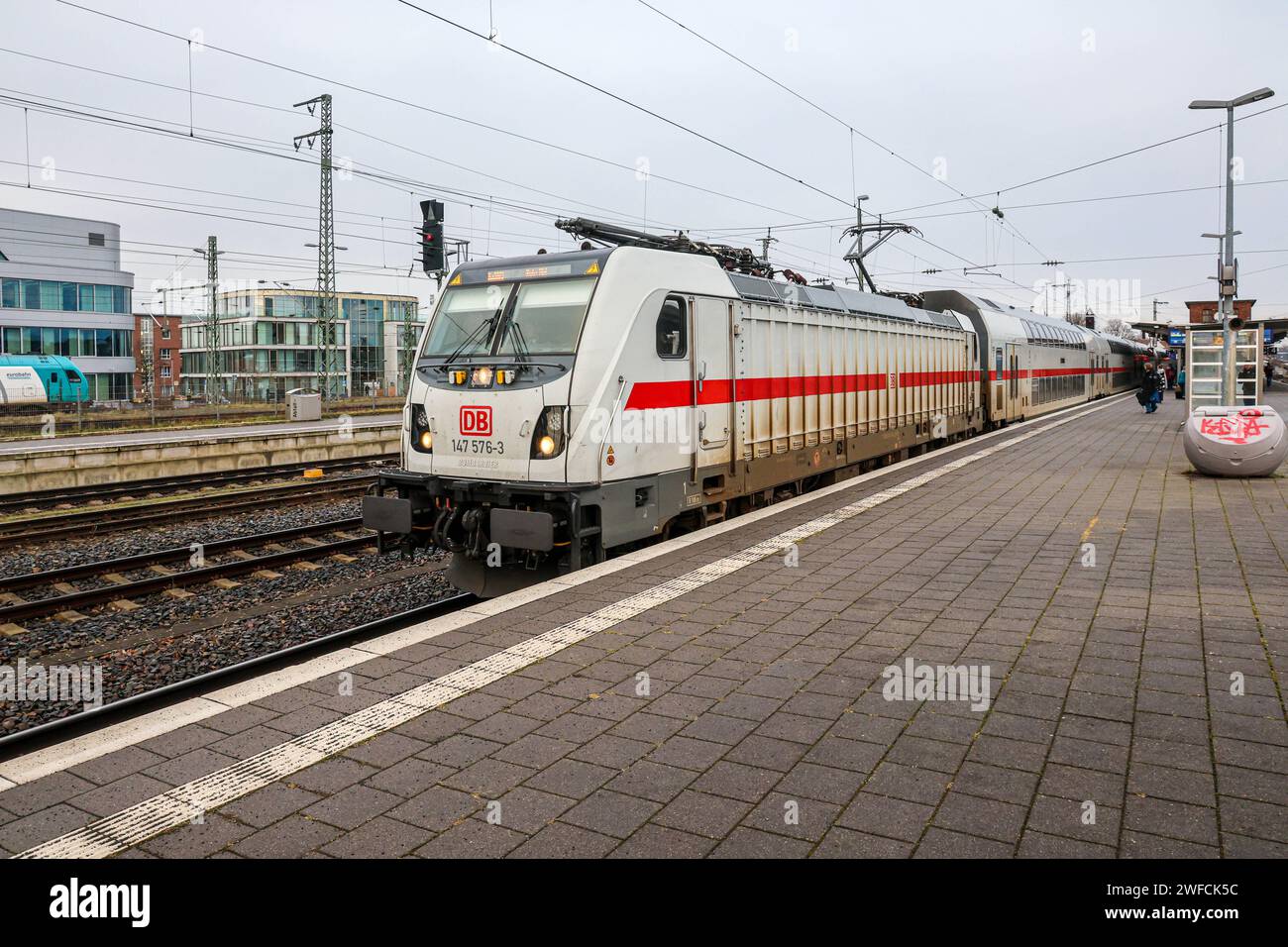 Eisenbahnverkehr am Bahnhof Rheine. Intercity Zug IC2, Doppelstock ...
