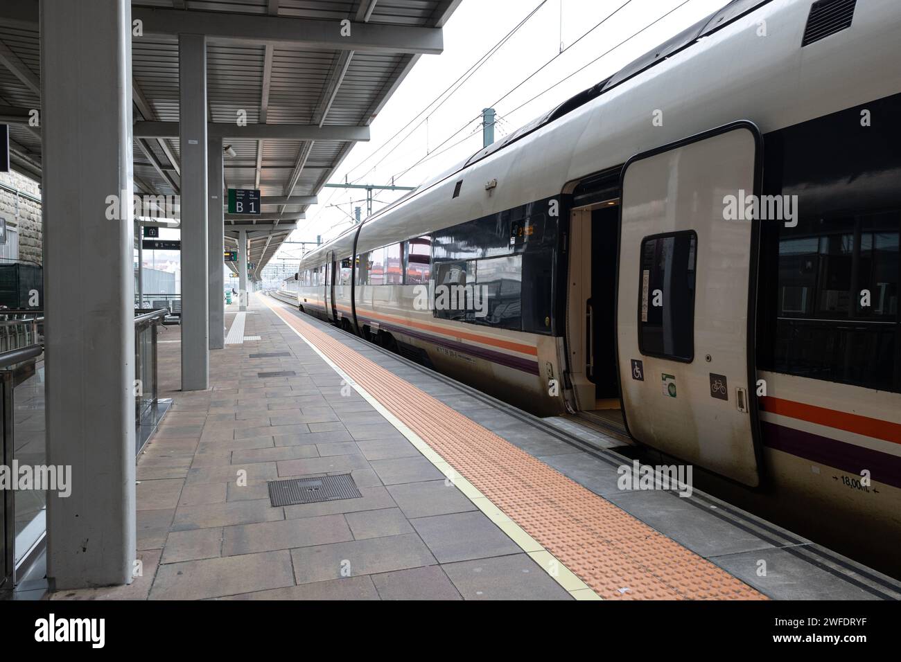 Galice, Espagne : 25 janvier 2024 : train de banlieue stationné à la ...