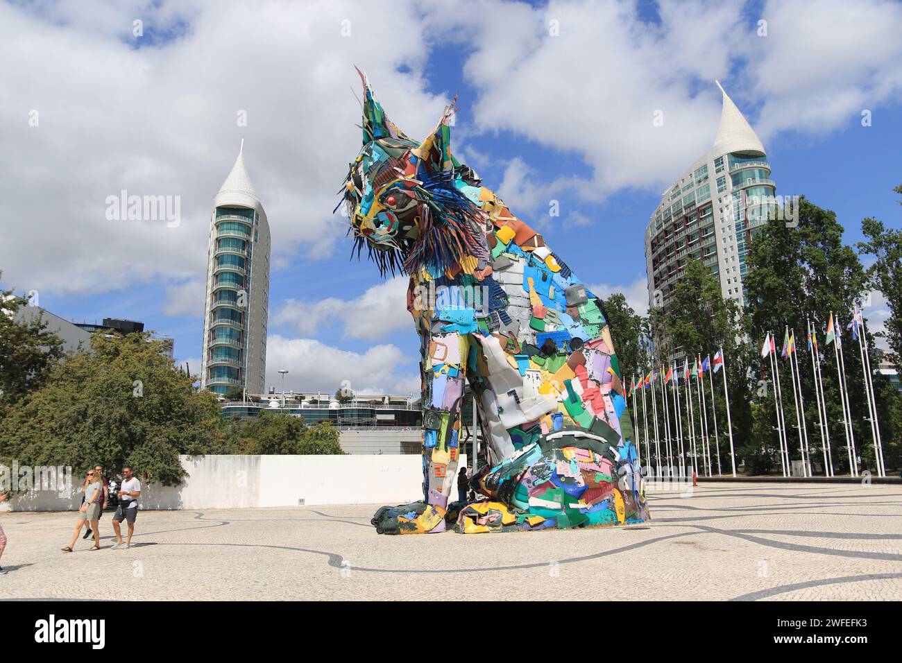 Statue de chat d'un Lynx ibérique par l'artiste Bordalo II réalisée ...