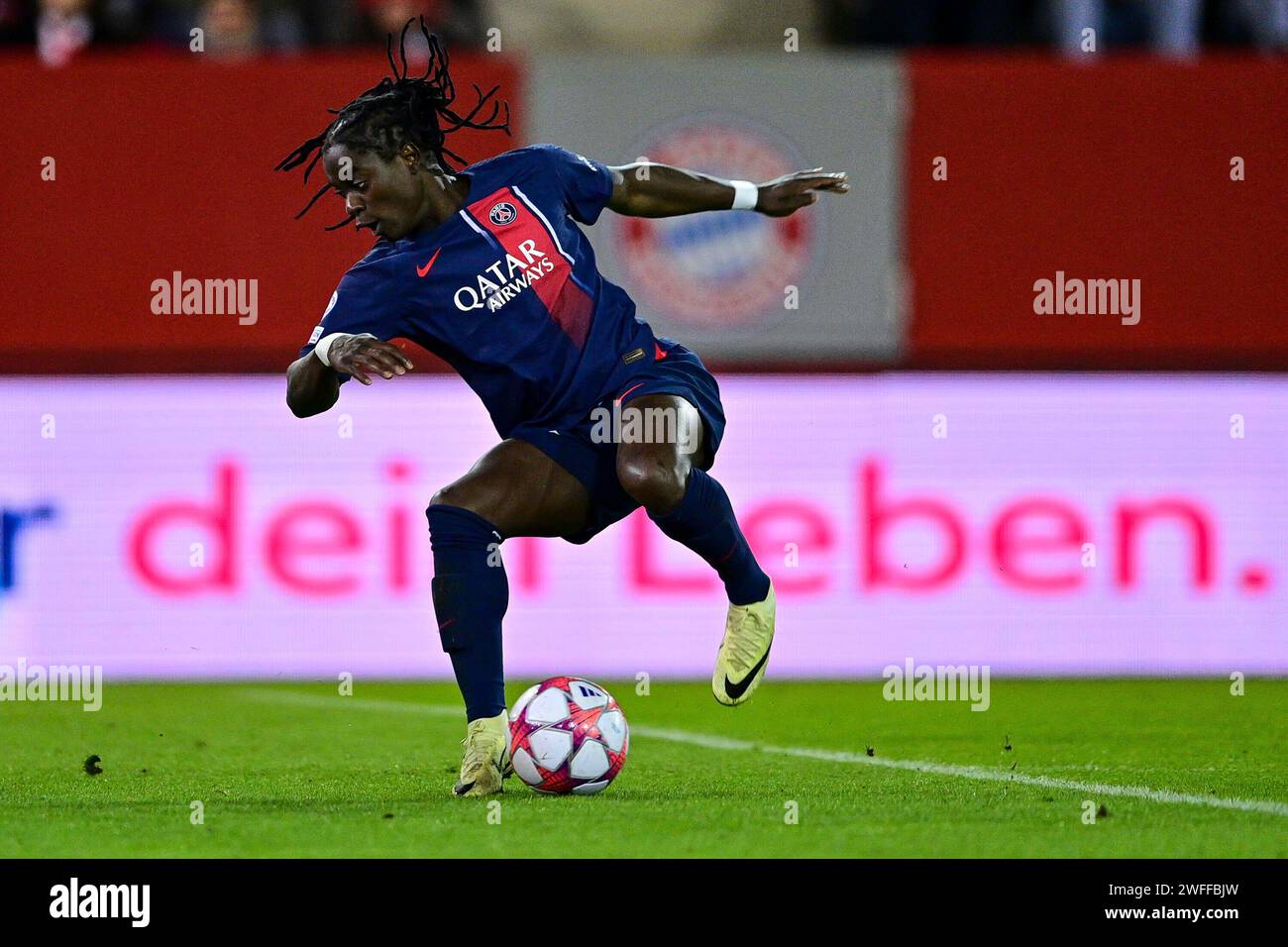 Tabitha Chawinga (PSG, 22) Am ball, Freisteller, Ganzkörper, Einzelbild ...