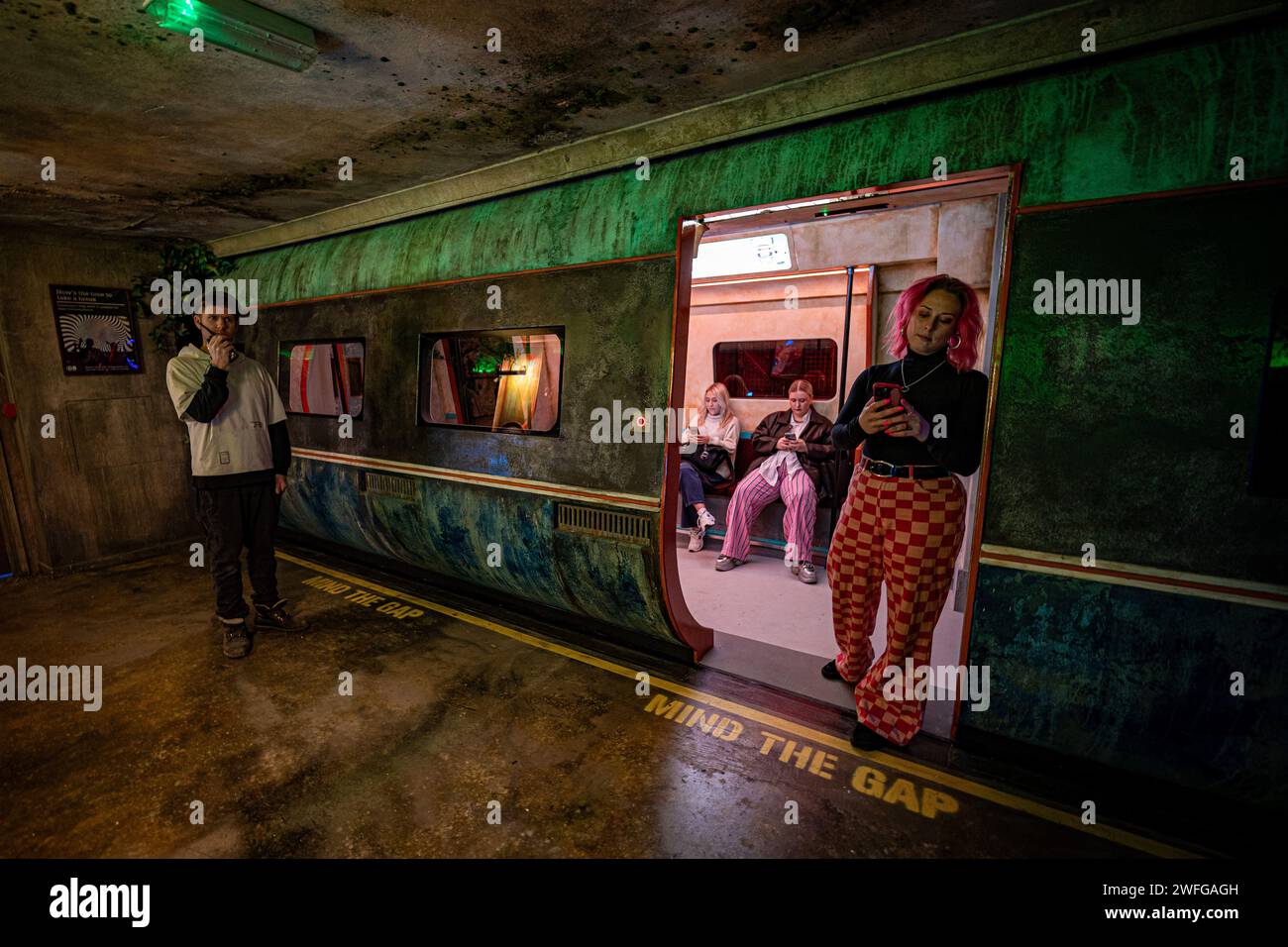 Le personnel se réunit dans l'une des dernières salles d'installation ...