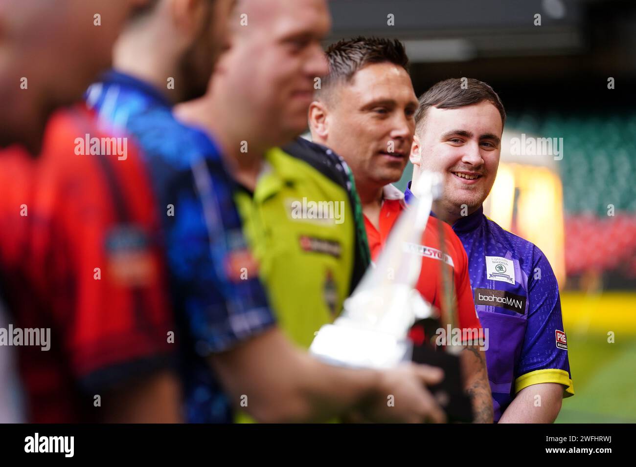 Luke Littler (à droite) lors du lancement de la BetMGM Premier League ...