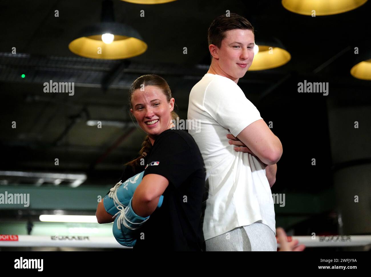 Fran Hennessy (à gauche) et Michael Hennessy Jr lors de l'entraînement médiatique au Camden ...