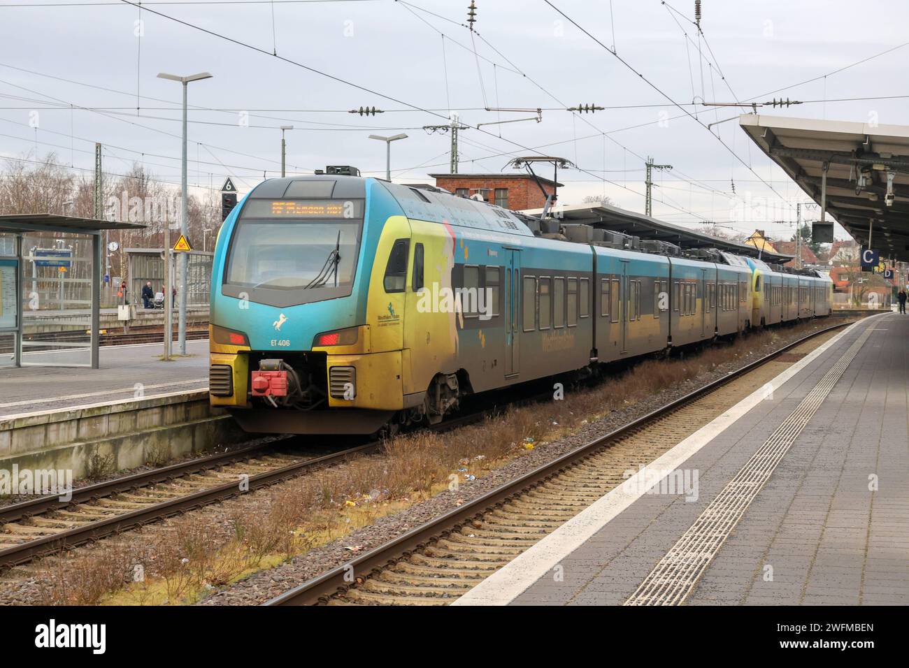 Eisenbahnverkehr am Bahnhof Rheine. RegionalExpress Zug der ...