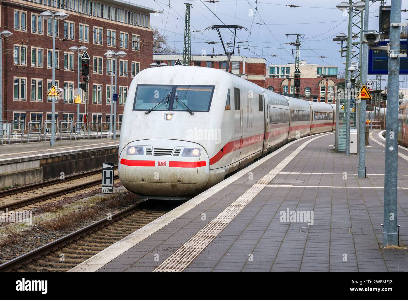 Eisenbahnverkehr am Münster Hauptbahnhof. Intercity Express Zug ICE1 ...