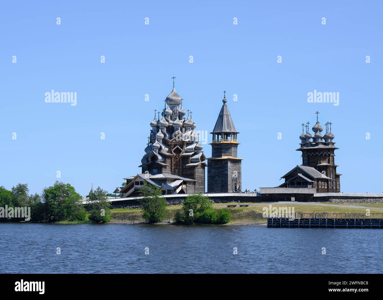 Vue de l'île Kizhi sur le lac Onega avec les églises médiévales en bois ...