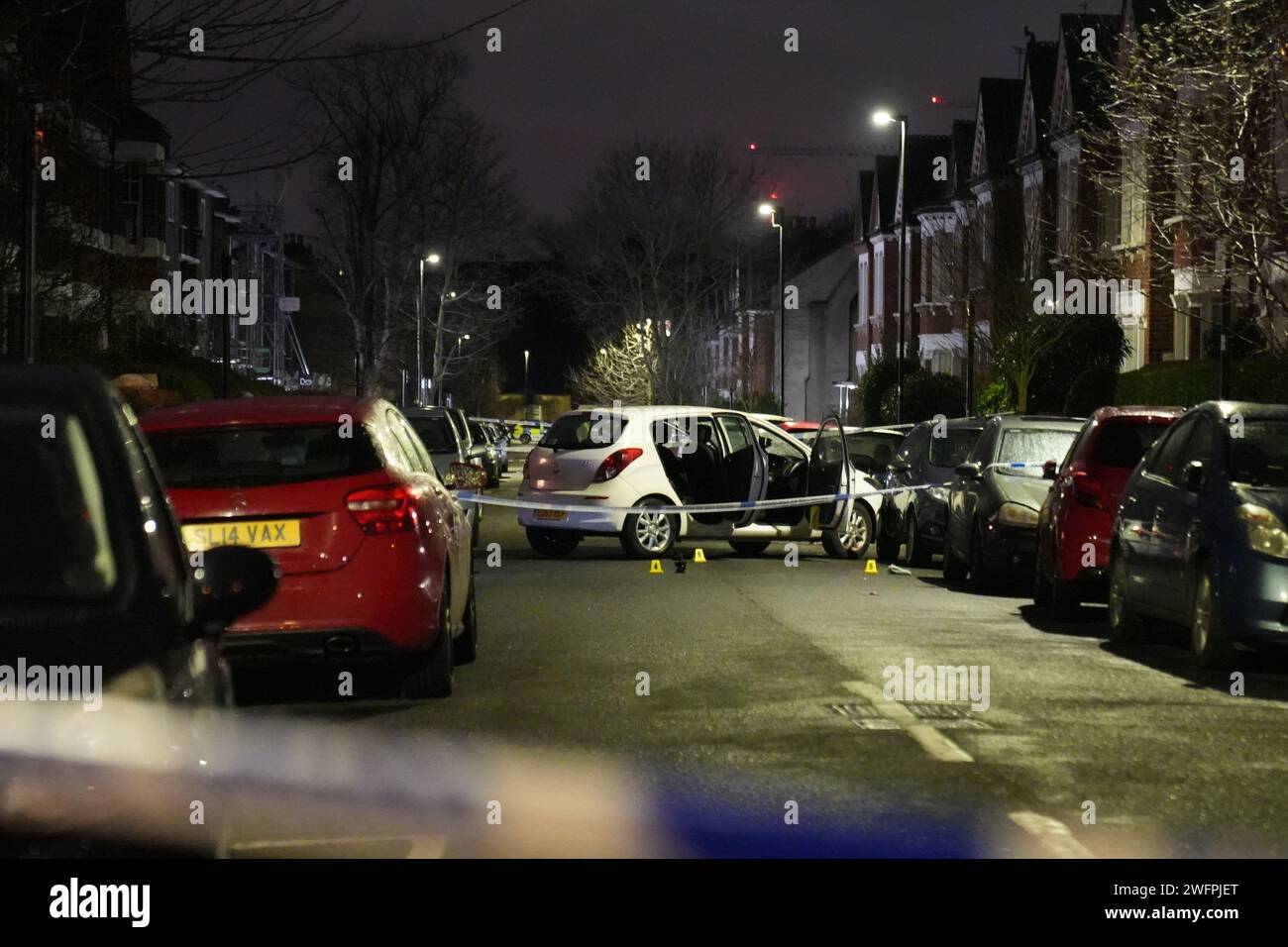 La police sur les lieux de Lessar Avenue près de Clapham Common, au sud ...