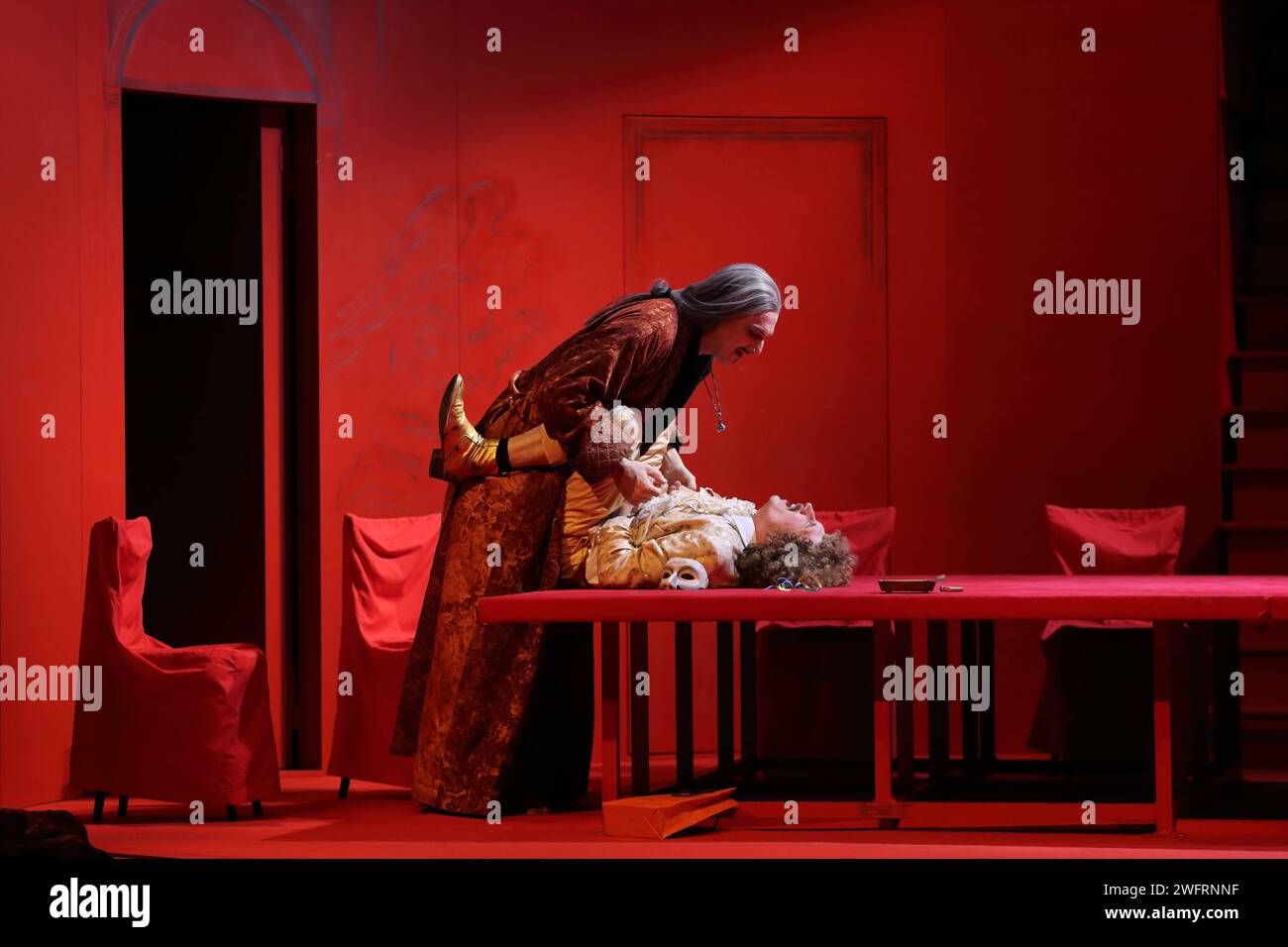 Stefan Jürgens als Tartuffe und Skye MacDonald als Damis, v.l., während ...