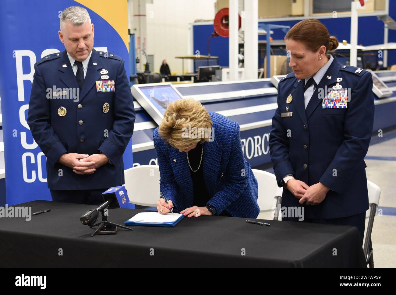 BASE AÉRIENNE TINKER, OKLA. — Jeanie Webb, centre, présidente du Rose ...