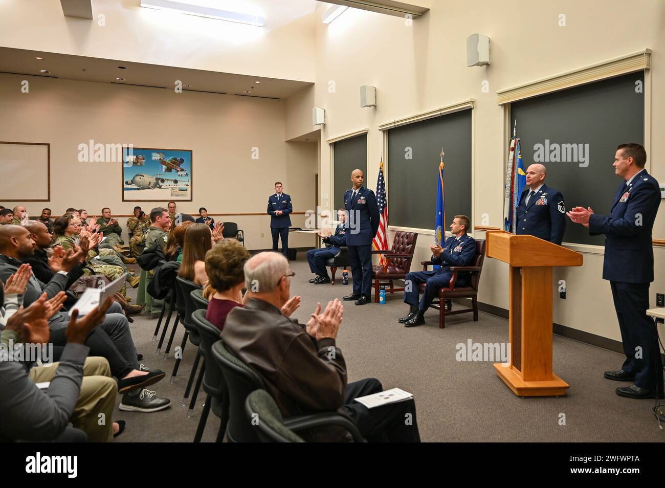 Le public applaudit après que le lieutenant-colonel Roderick Morris ait ...