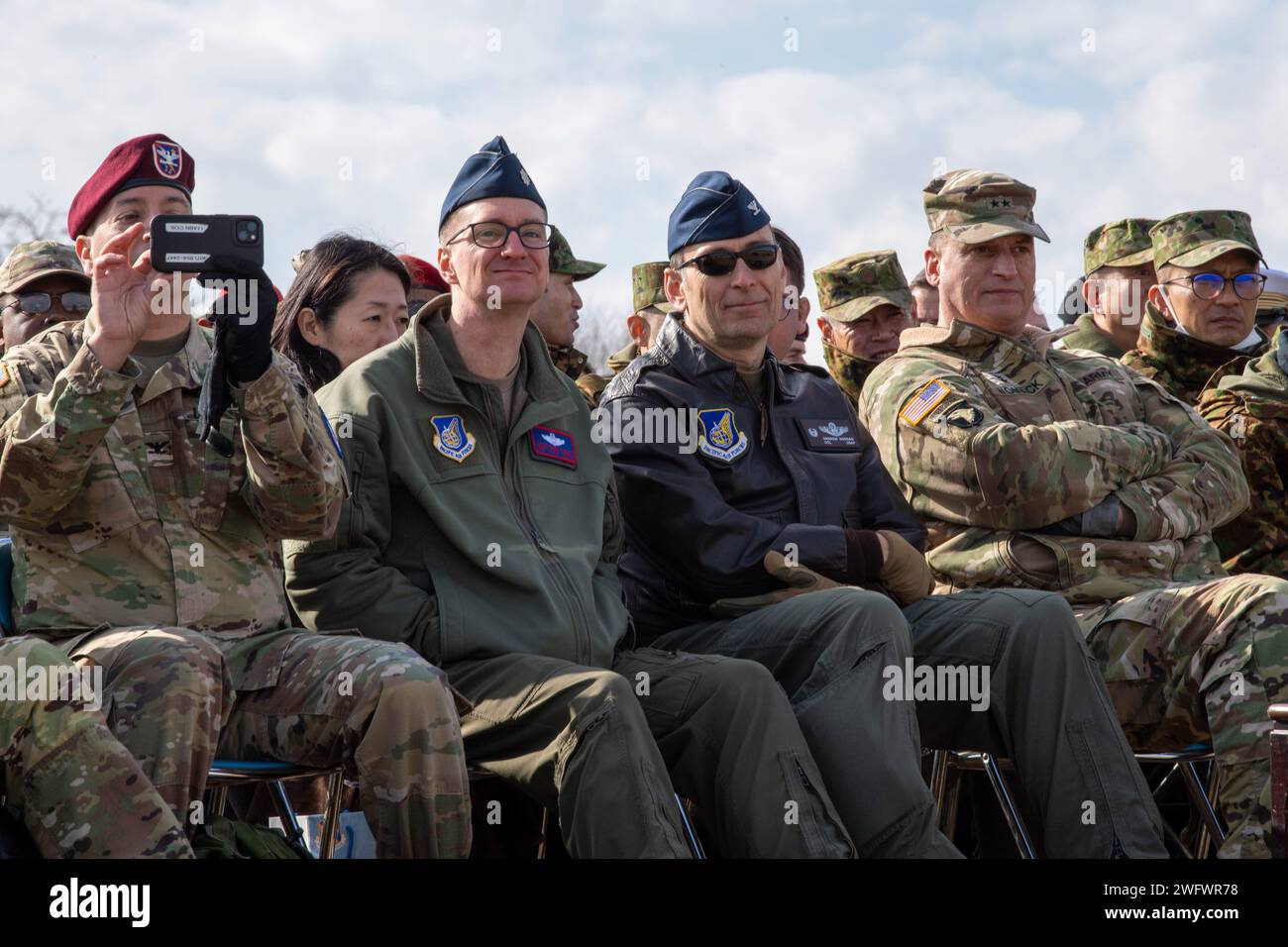 Le colonel Andrew Roddan, centre droit, commandant de la 374e escadre ...