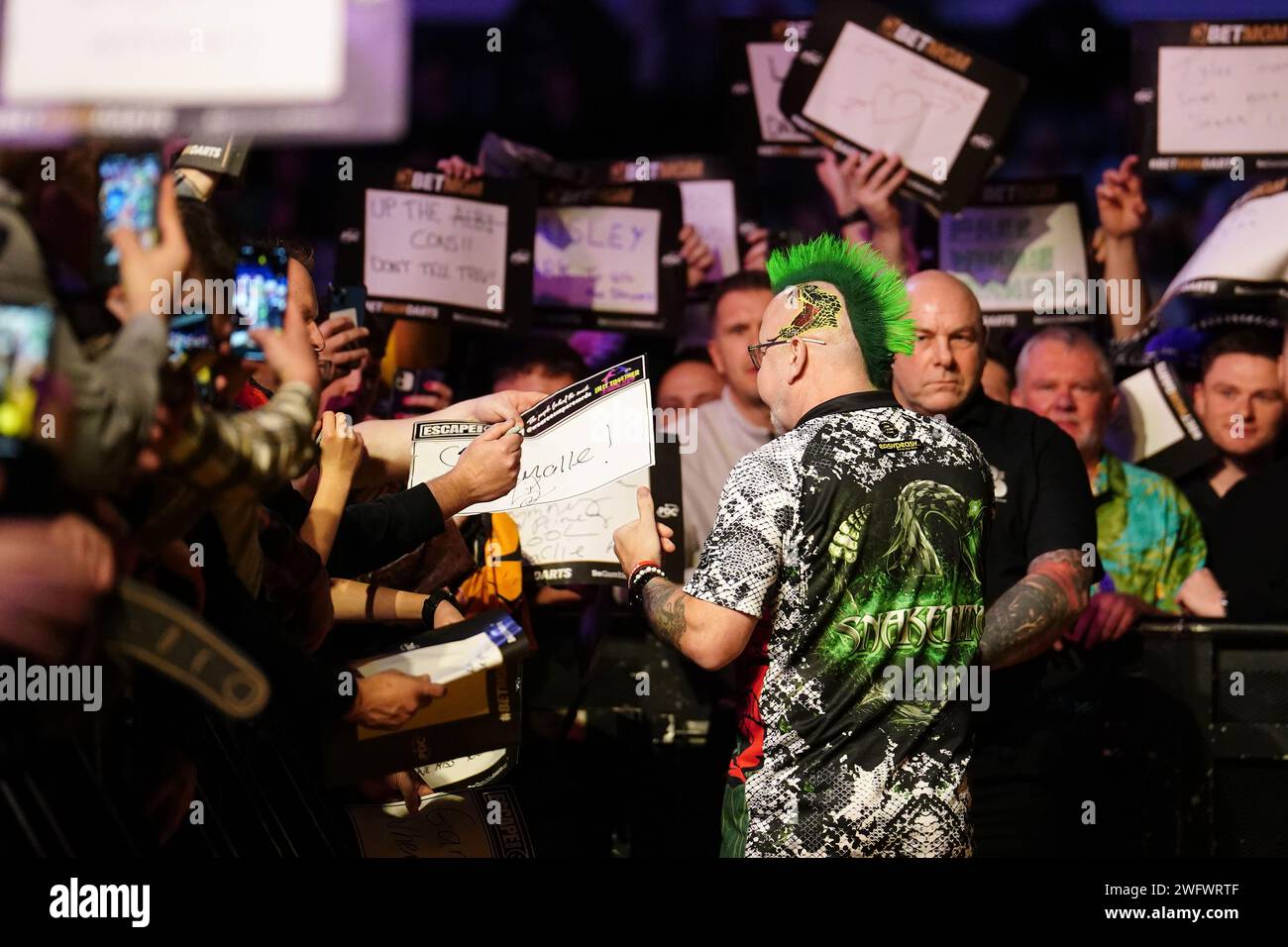 Peter Wright signe des autographes avant de partir jouer contre Rob ...