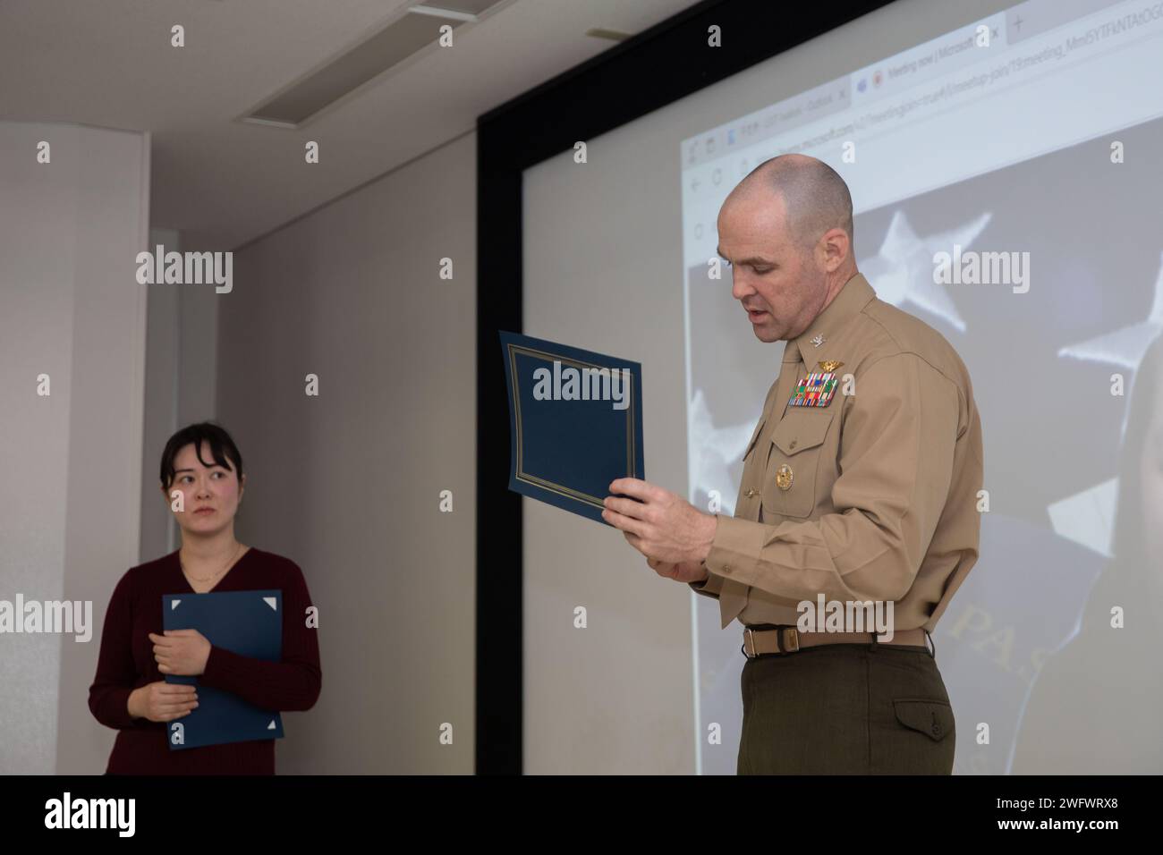 Le colonel du corps des Marines des États-Unis Kyle Shoop, à droite ...