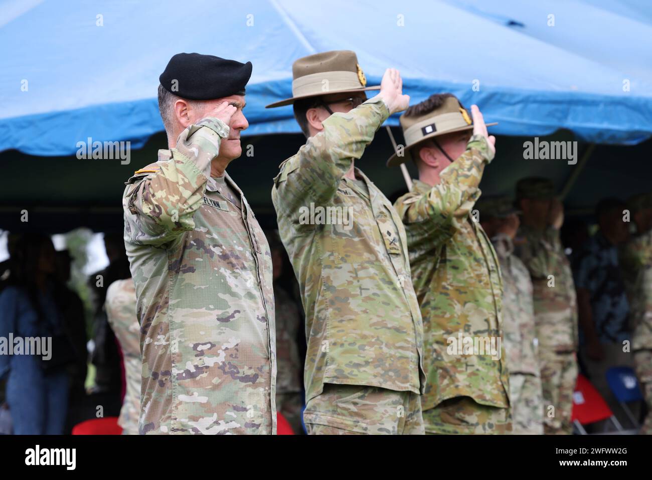 Général Charles A. Flynn (à gauche), commandant général adjoint entrant ...