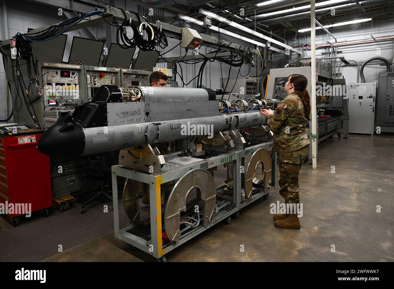 Des membres du 36th Electronic Warfare Squadron travaillent sur un pod de contre-mesure ...