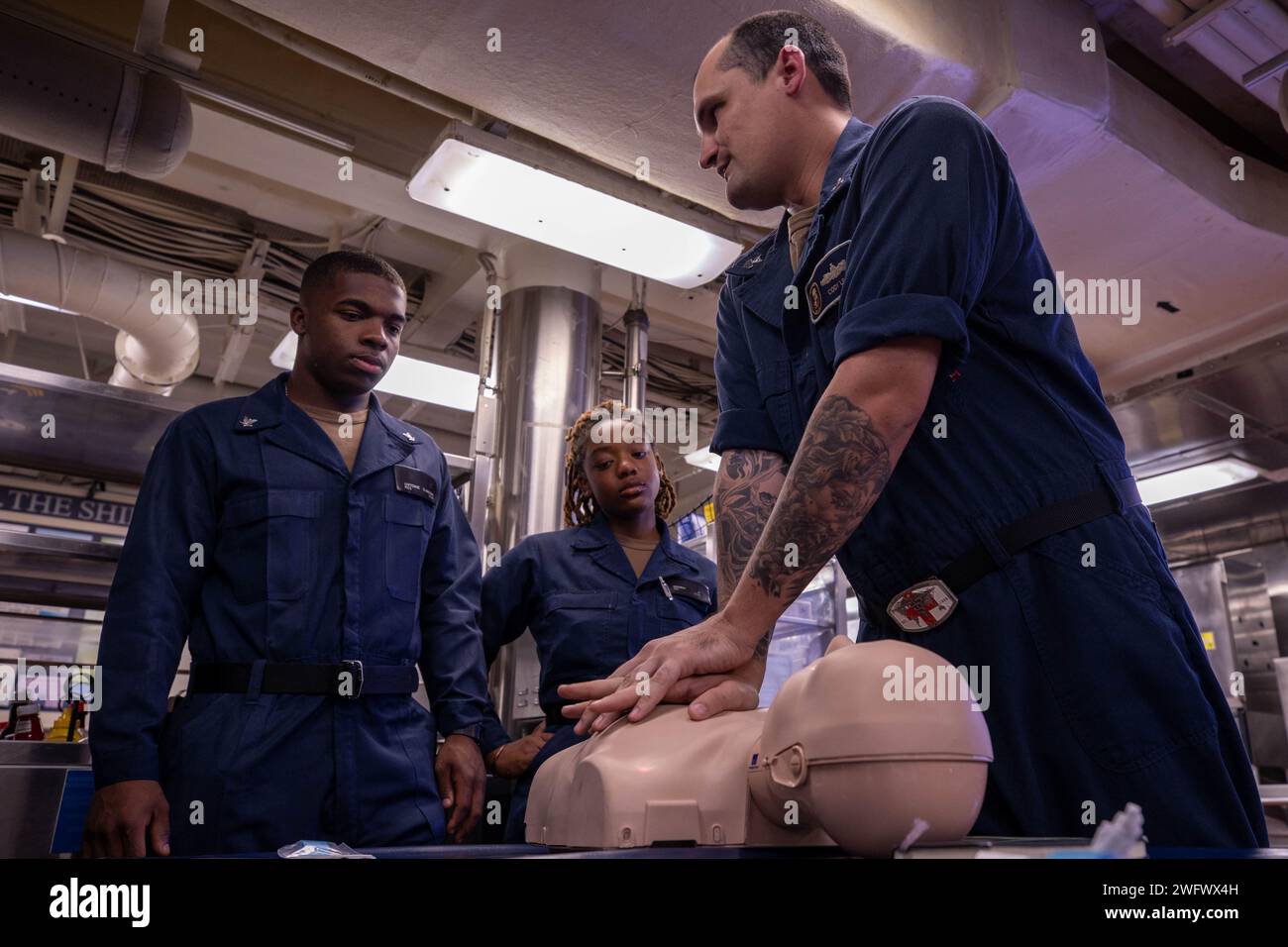 Hospital Corpsman 1st Class Cody Leahy démontre des compressions ...