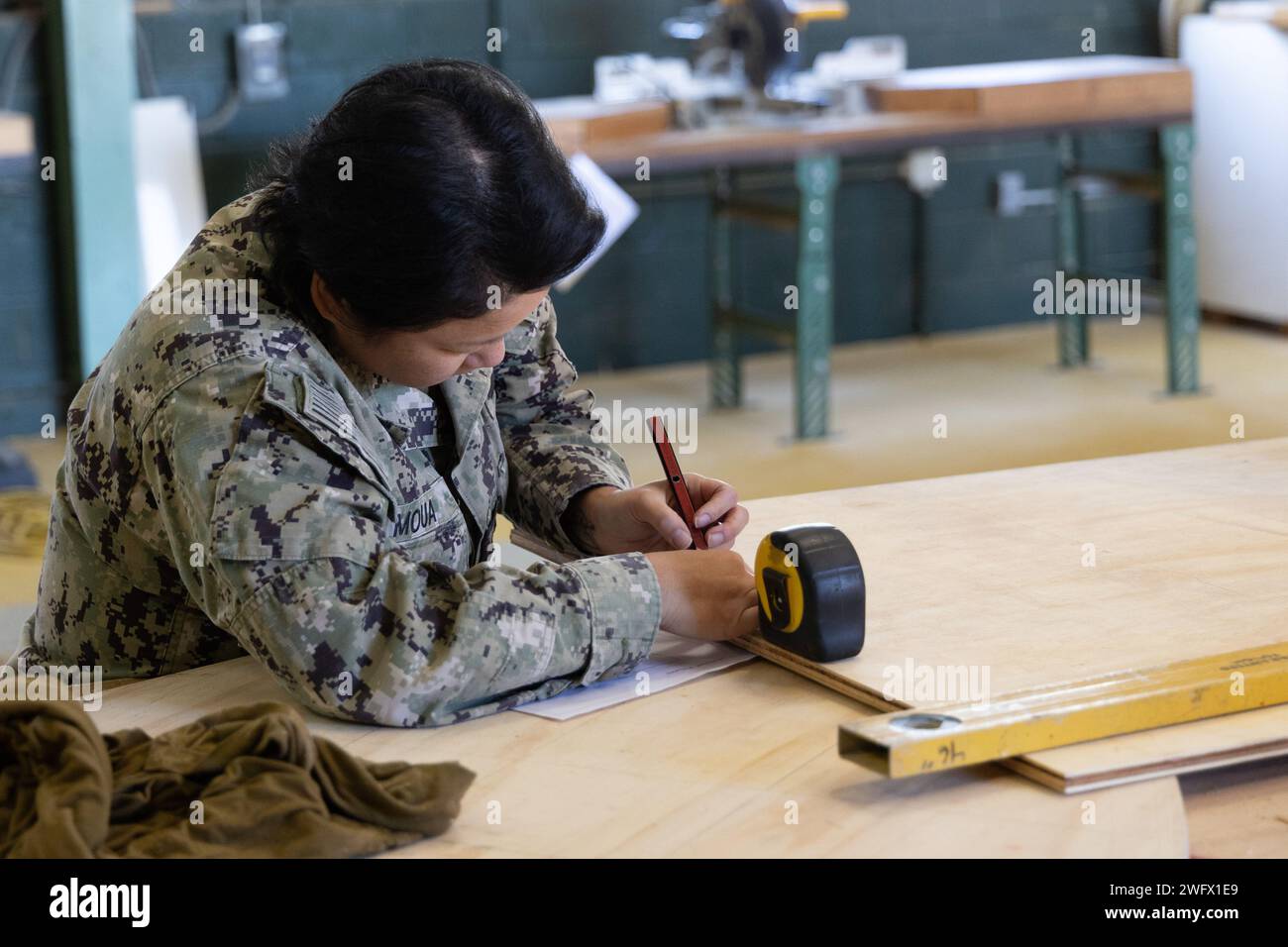 240130-N-PI330-1022 ROTA, Espagne (30 janvier 2024) le constructeur de ...