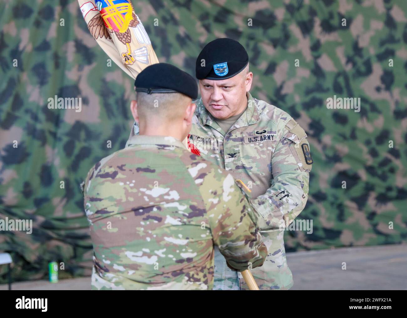 Le colonel David R. Hatcher II, à droite, commandant de la 29th ...