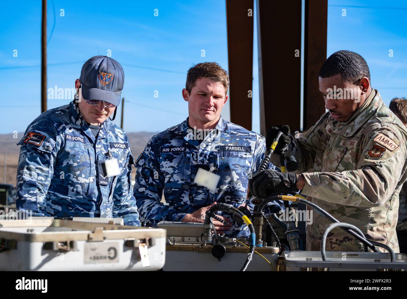 L'avionneur Luke Mather, à gauche, le caporal Matthew Parsell, au ...