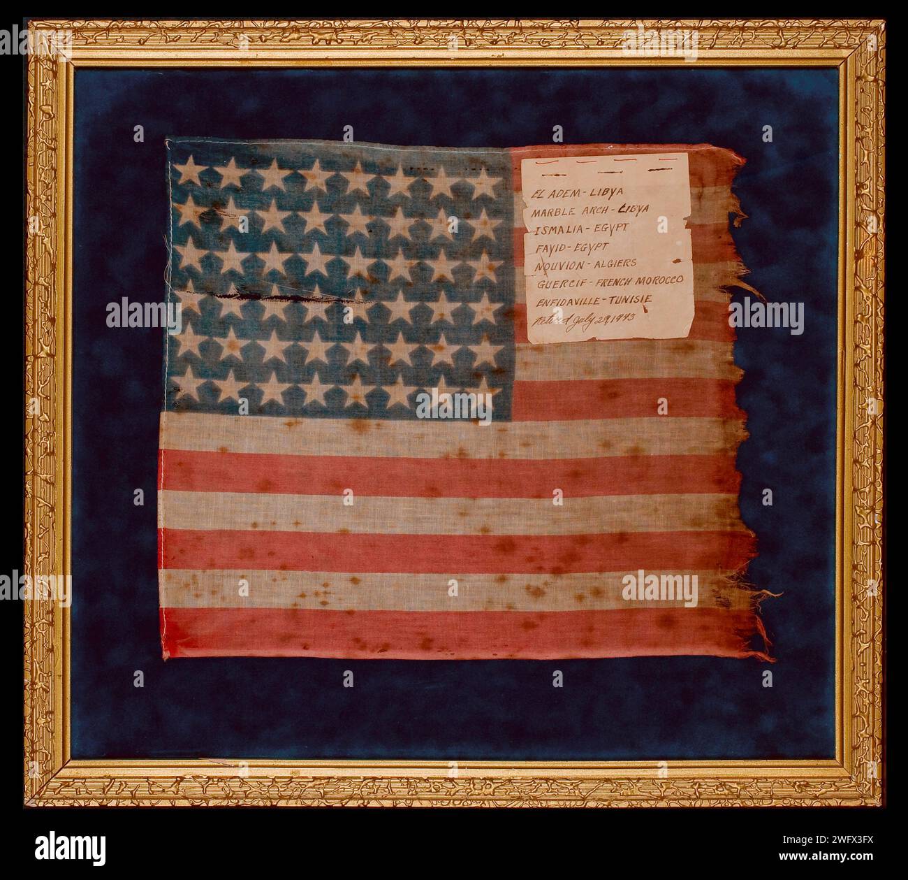 Photo encadrée du drapeau que le capitaine Bob Uhrig a volé pendant ...