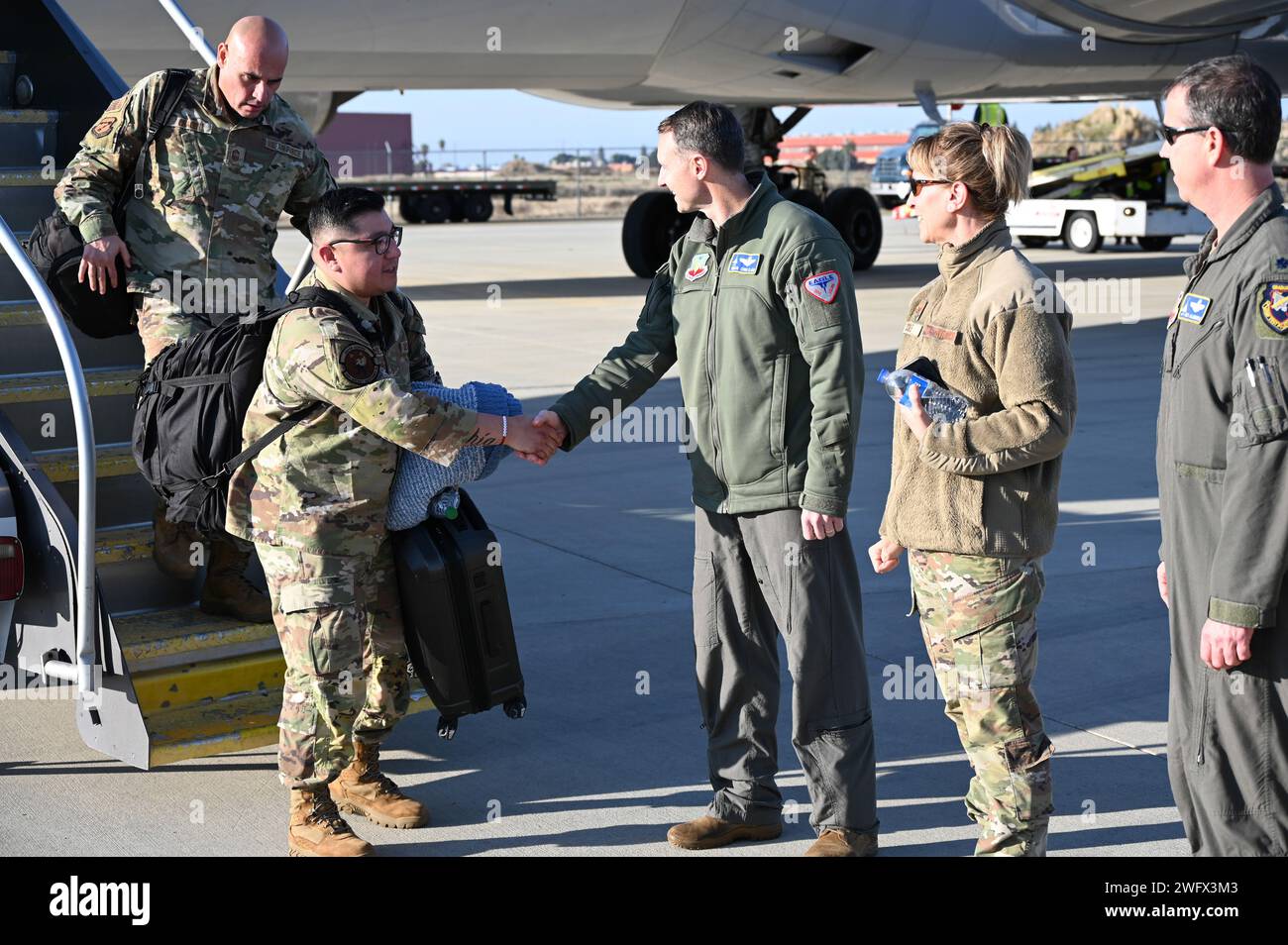 Le colonel Chris Clark, commandant de la 144th Fighter Wing, souhaite ...