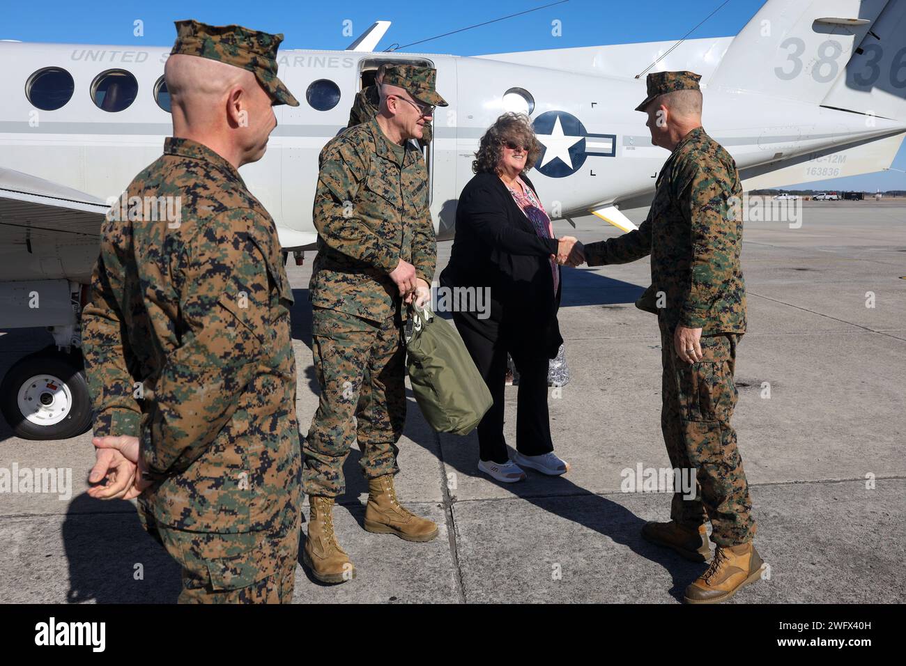 Le colonel Mark Bortnem, commandant de la Marine corps Air Station ...
