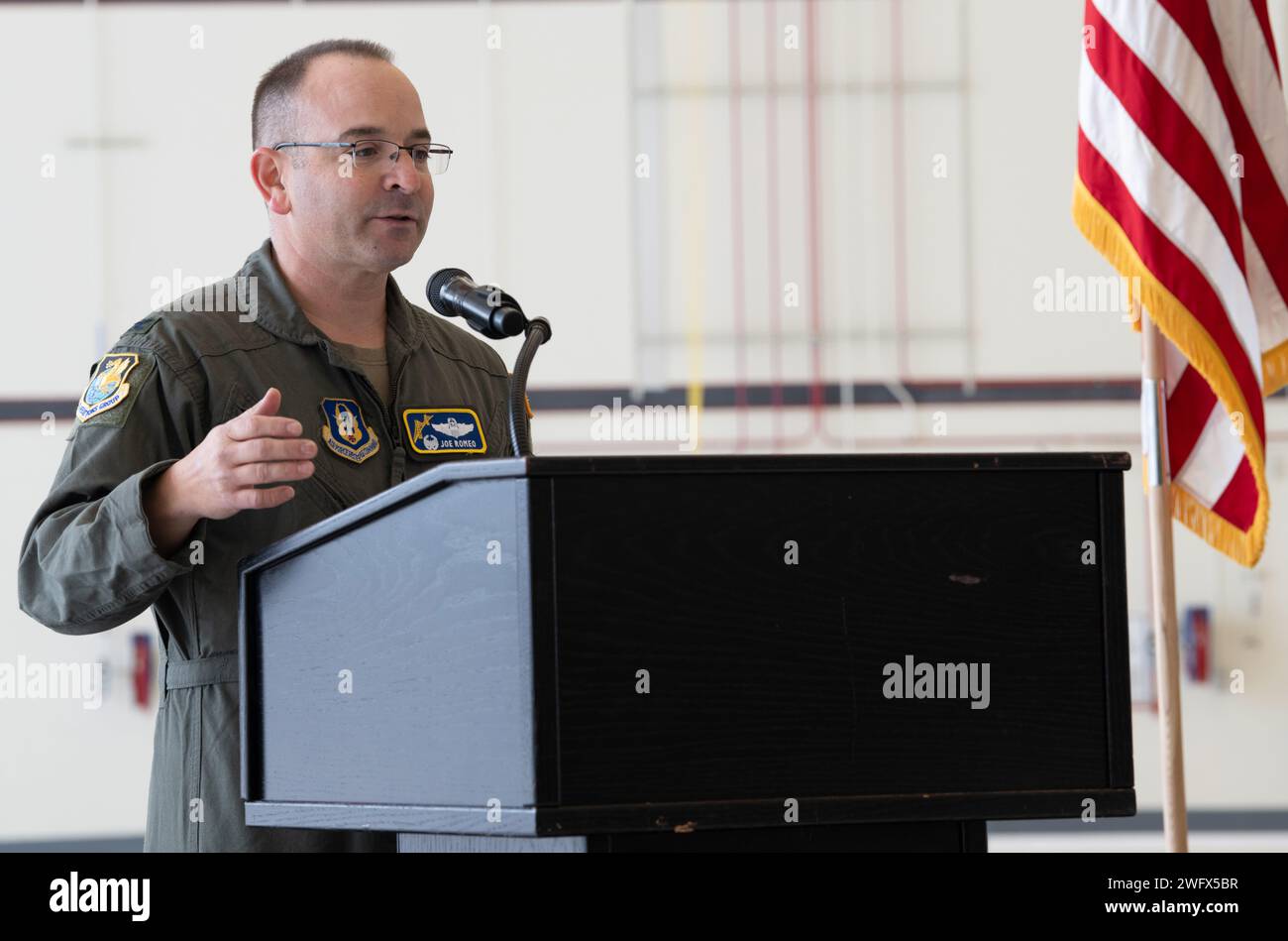 Le colonel Joseph Romeo parle aux membres lors d'une cérémonie ...