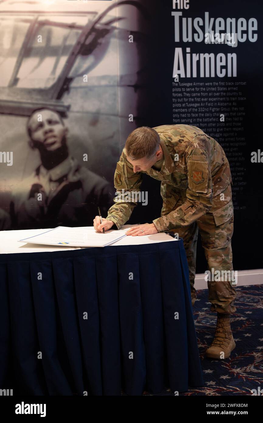 Le colonel Ryan Crowley, de la base interarmées Anacostia-Bolling et ...