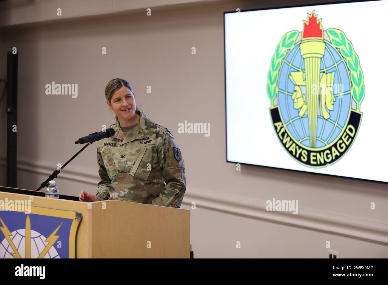 Le colonel Melissa Adamski, commandant du commandement de la ...