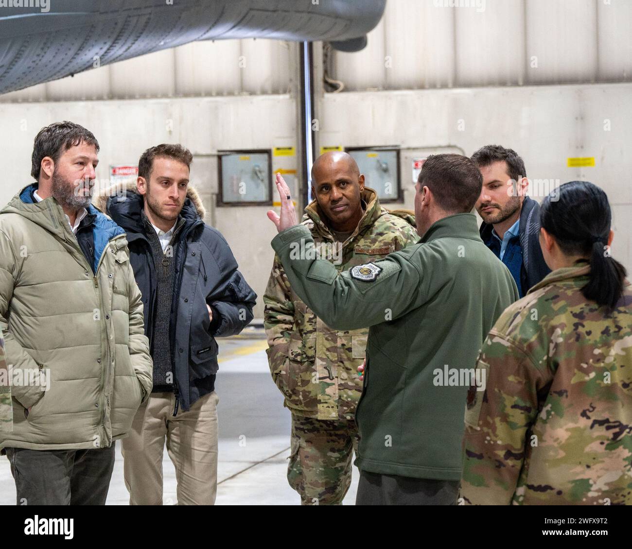 Le colonel Daniel Hoadley, commandant de la 5th Bomb Wing, donne à M ...