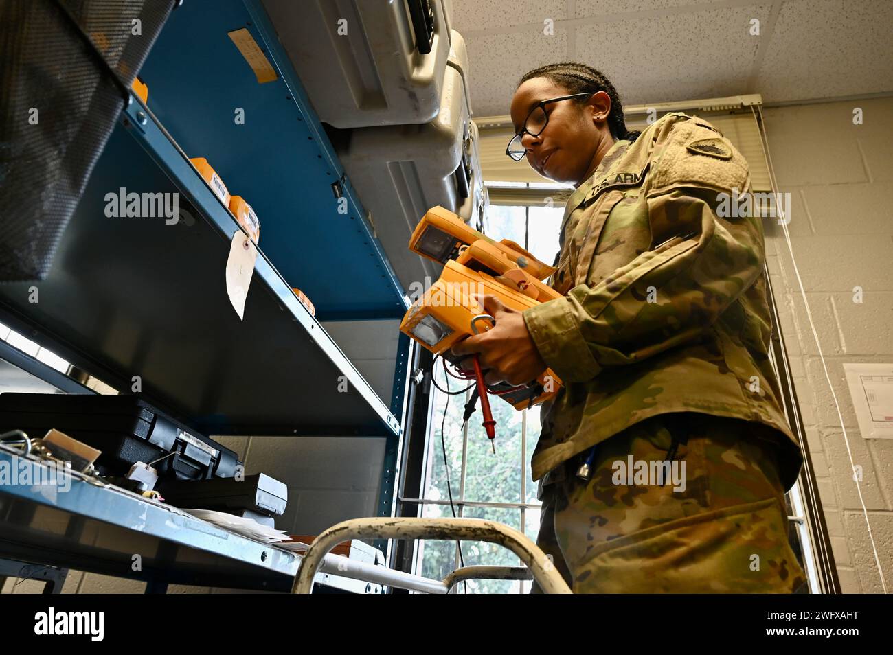 Jasmine Felton, technicienne en électronique et en étalonnage de la ...