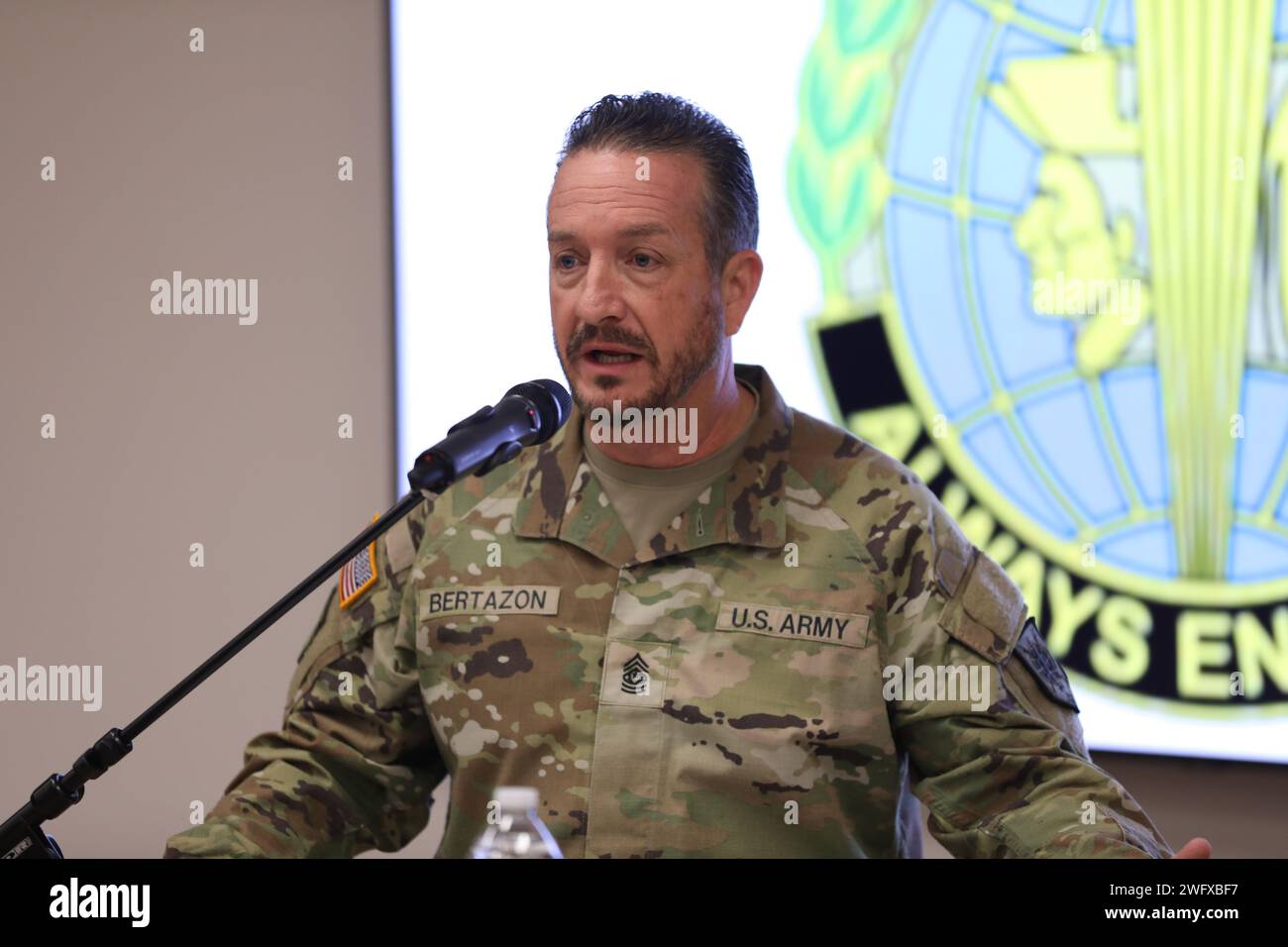 Commandant Sgt. (Ret.) Brian Bertazon, prend la parole lors d’une ...