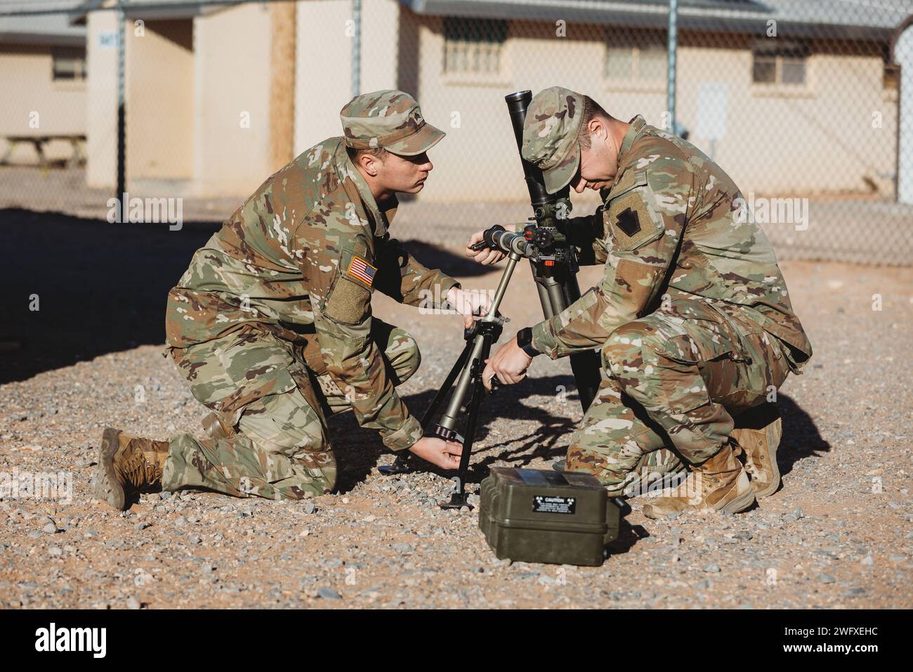 Des soldats américains avec la compagnie Bravo, 1e bataillon, 112e ...