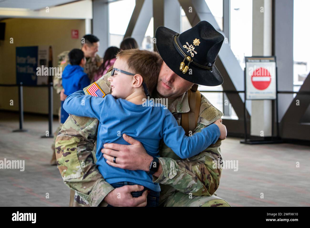 Le major Cody Cade embrasse son fils, Wyatt, 5 ans, tout en étant ...